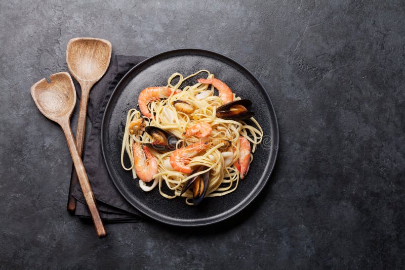 Spaghetti Mariscos Con Almejas Y Gambas Imagen de archivo - Imagen de ...