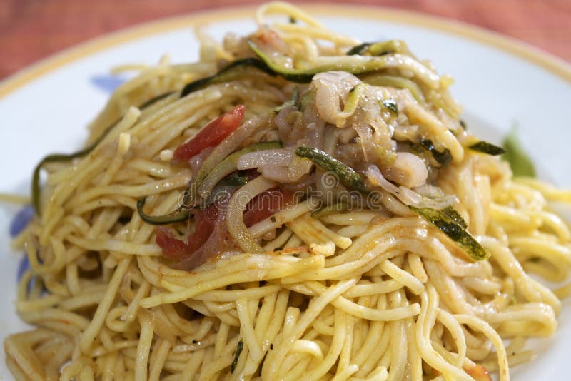 Spaghetti met de groenten stock foto. Image of welzijn - 58994474