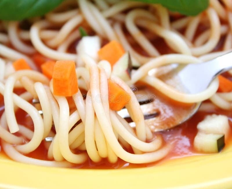 Spaghetti met groenten stock afbeelding. Image of diner - 11487109