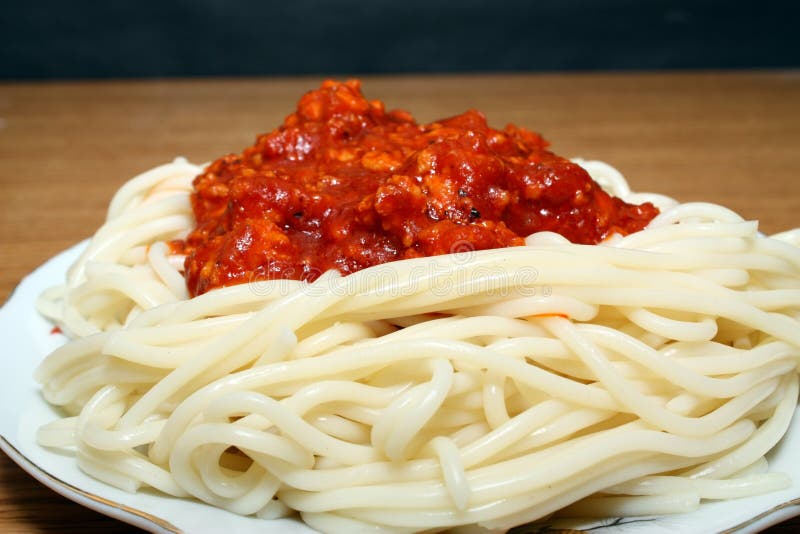 Spaghetti met saus stock afbeelding. Image of italië, vlees - 8217417