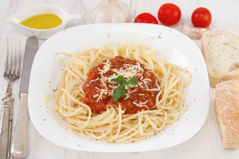 Spaghetti met saus en kaas stock foto. Image of spaghetti - 28675340