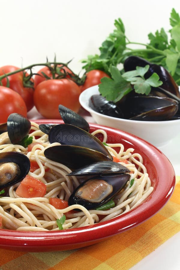 Spaghetti with mussels stock image. Image of gourmet - 23839503