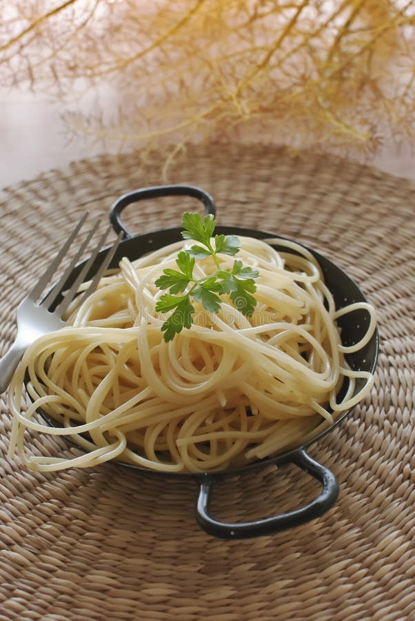 Cooked tangled spaghetti stock image. Image of plate - 103510085