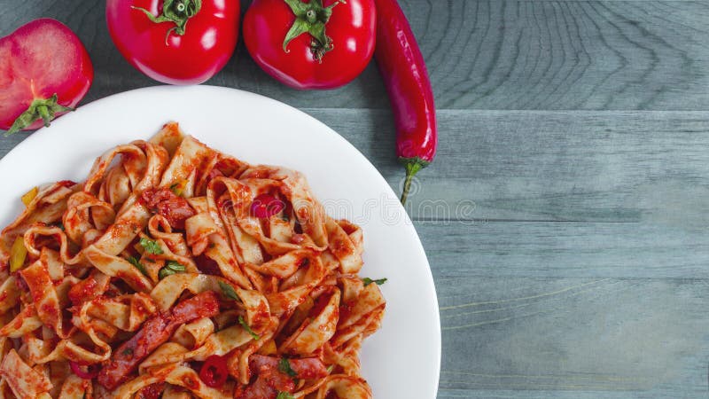 Spaghetti Picante Con Pasta De Tomate Imagen de archivo - Imagen de ...