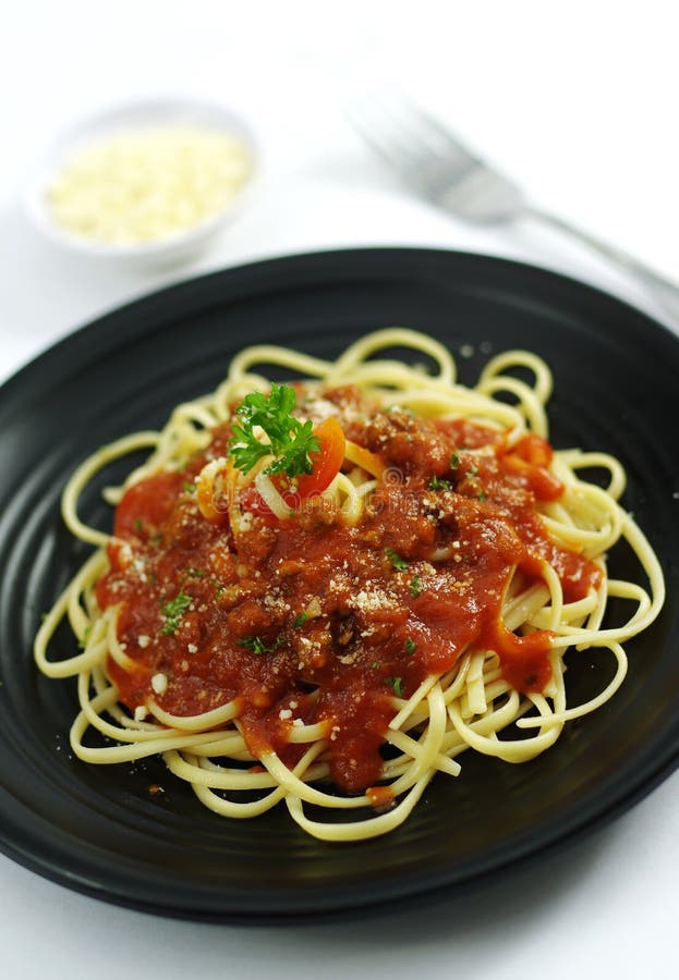Spaghetti Ramen Noodle Pasta with Tomatoes Sauce on Black Dish Stock ...