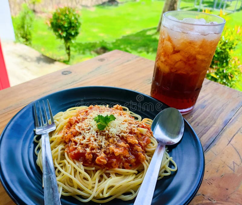 Spaghetti Saus Chicken and Ice Tea Stock Image - Image of noodle, lunch ...