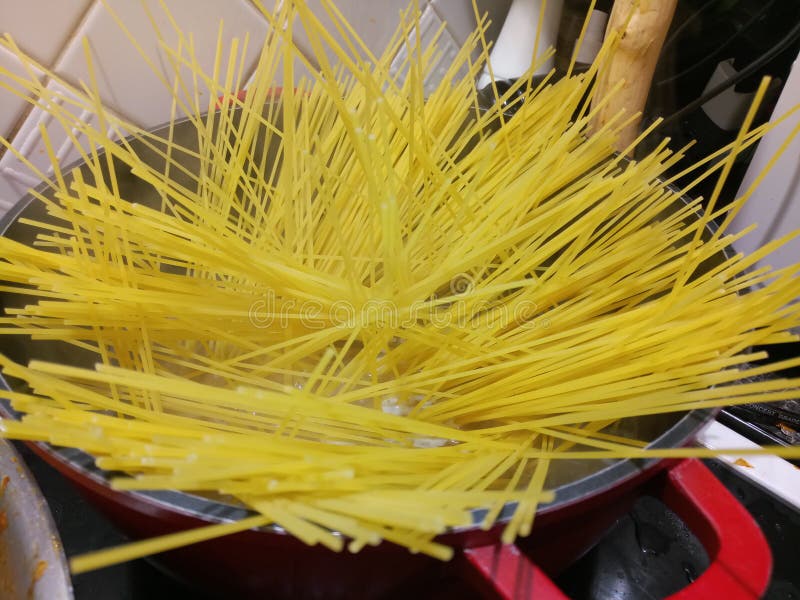 Uncooked Spaghetti Sticks in a Pot Stock Image - Image of sticks ...