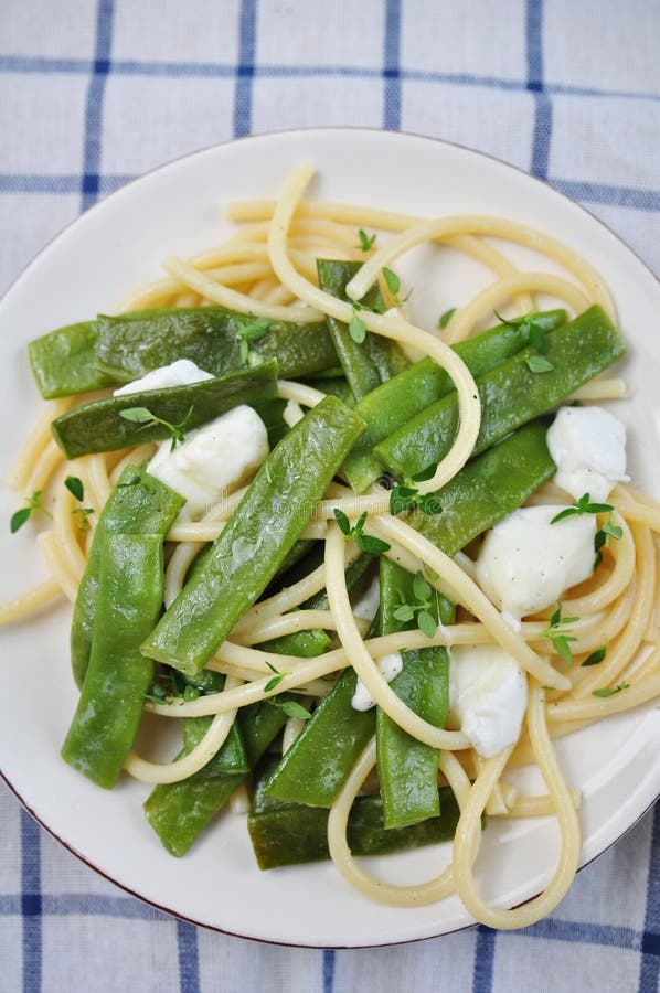 Spaghetti with Sugar Snap Peas Stock Photo - Image of cooked, fresh ...