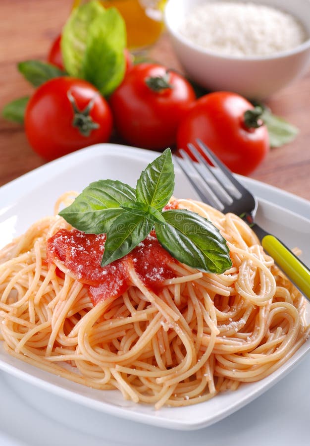 Spaghetti with Tomato Sauce Stock Photo - Image of kitchen, sauce: 33132874