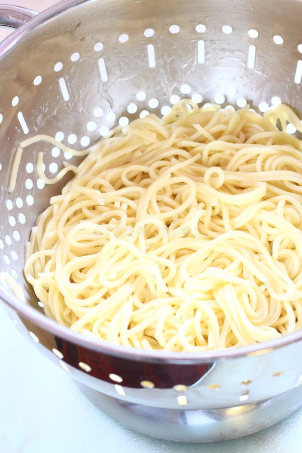 Spaghetti in een vergiet a stock afbeelding. Image of afstamming - 33633853