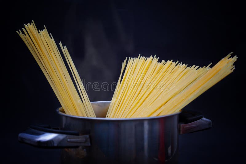 Spaghettis Im Topf Mit Kochendem Wasser Und Dampf Stockfoto - Bild von ...