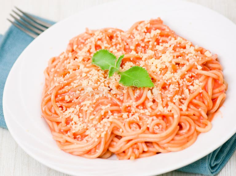 Spaghettis Mit Ketschup Und Majonäse Stockfoto - Bild von köstlich, nahrung: 28045834