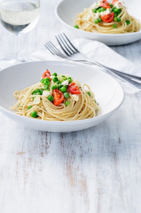 Spaghetti-Teller stockbild. Bild von horizontal, teigwaren - 28526143