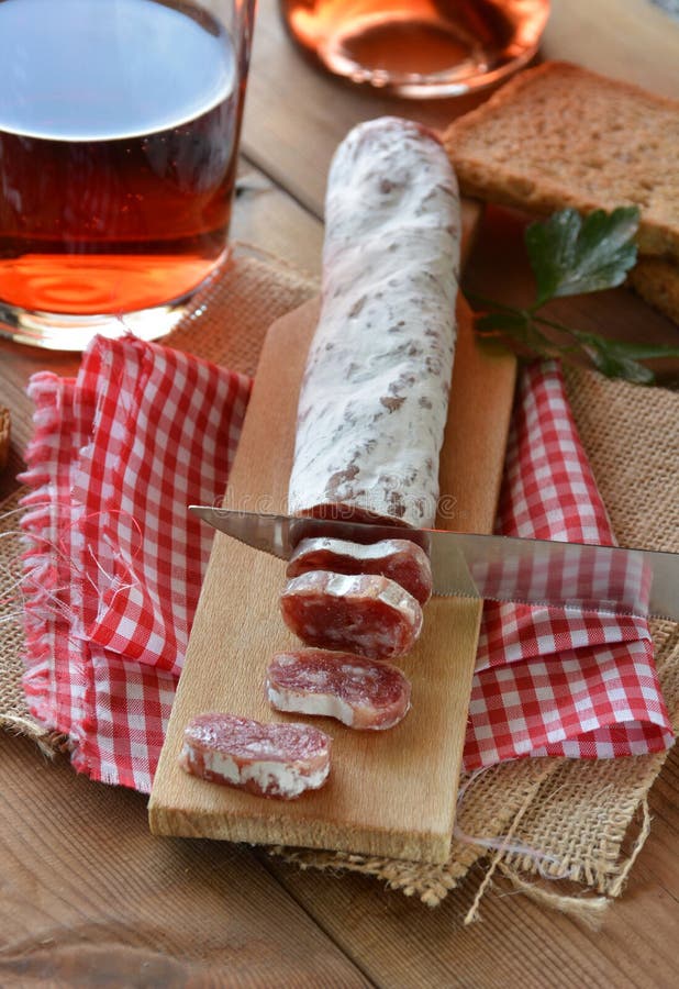 Spanische Fuet Salami Auf Einem Schneidebrett Stockbild - Bild von fett ...
