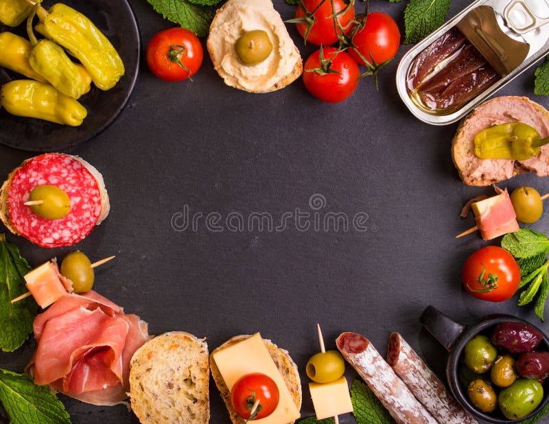 Spanische Tapas Auf Einem Schwarzen Steinhintergrund Stockbild - Bild ...