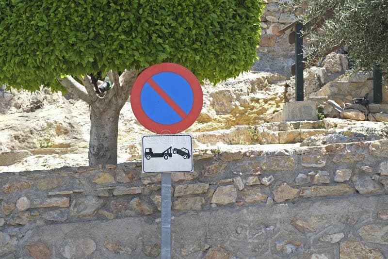 Spanish No Parking Sign stock photo. Image of signage - 154410114