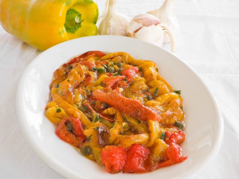 Spansk Peppar Grillad Sallad Arkivfoto - Bild av olja, ingrediens: 13302190