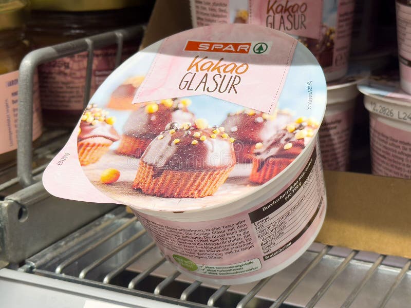 Spar Kakao Glasure Cupcakes Packaging on Grocery Store Shelf Editorial ...
