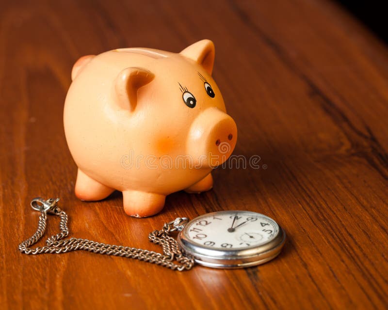 Spargris På En Tabell Vid Gammal Den Bok-, Kulram- Och För Euro 20 ...