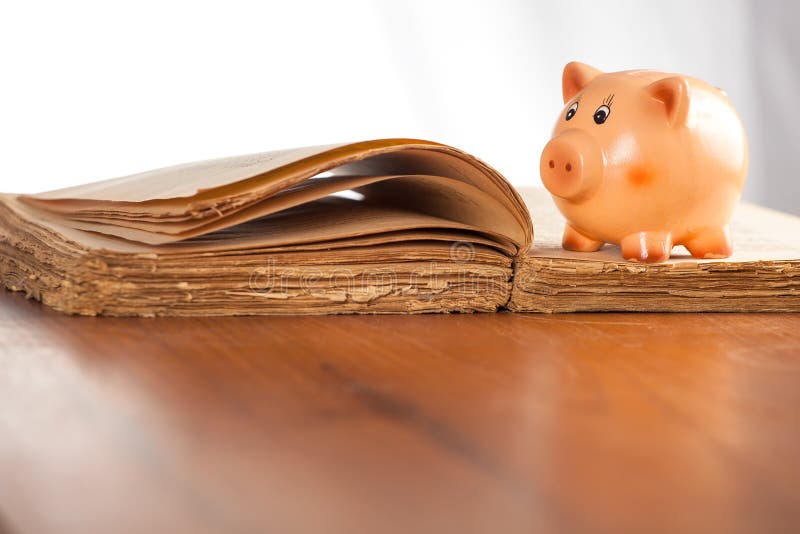 Spargris På En Tabell Vid Gammal Den Bok-, Kulram- Och För Euro 20 ...