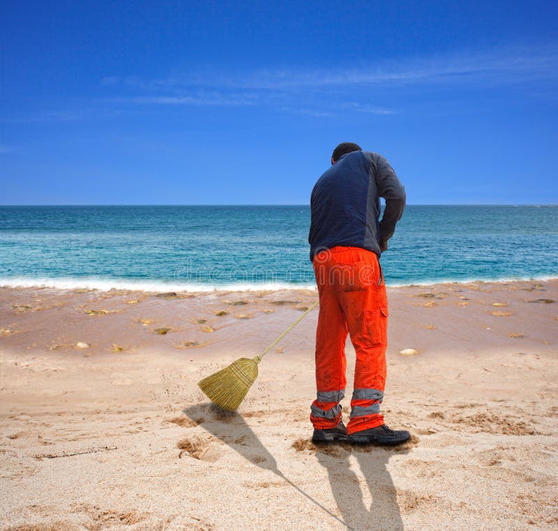 Spazzare la spiaggia fotografia stock. Immagine di oceano - 45828284