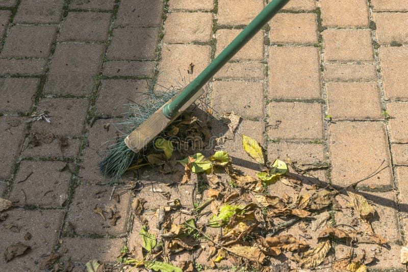 Spazzare lascia una scopa fotografia stock. Immagine di pavimentazione ...