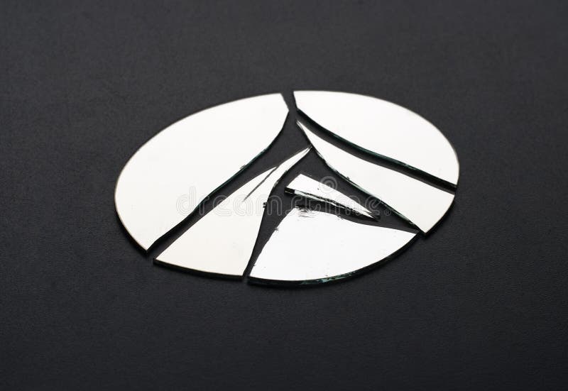 Pezzi rotti dello specchio immagine stock. Immagine di creativo - 113357273