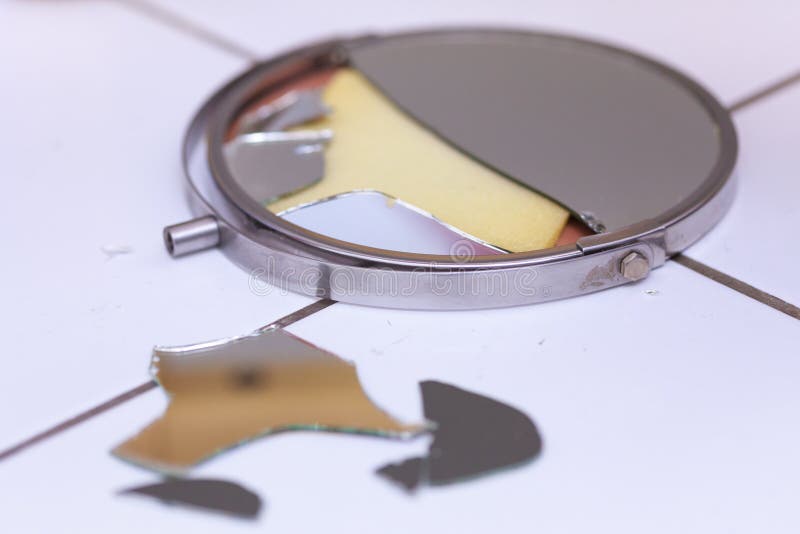 Specchio rotto sulla terra fotografia stock. Immagine di nave - 108747148