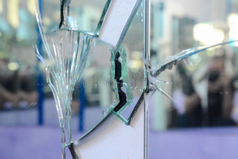 Pezzi rotti dello specchio immagine stock. Immagine di creativo - 113357273