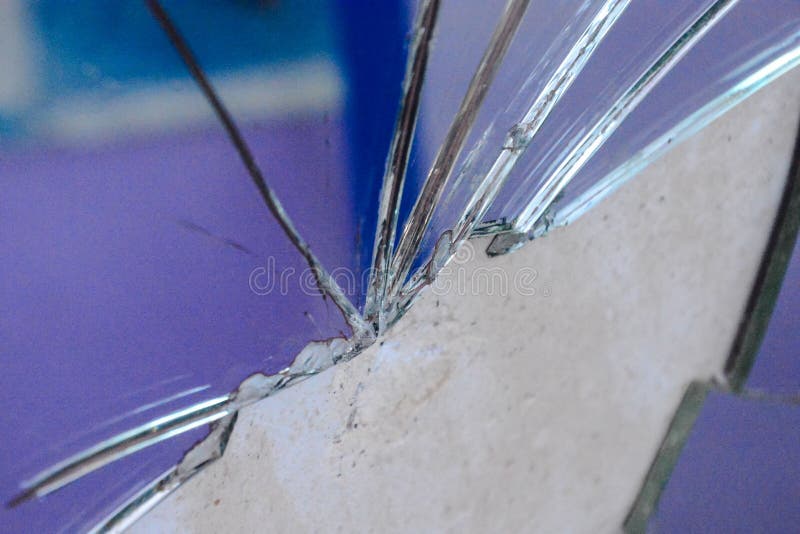 Lo Specchio Tagliato Si è Rotto Immagine Stock - Immagine di frantumato ...