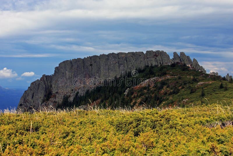 Spectaculaire Mening Van Een Bergkam Stock Afbeelding - Image of bomen ...