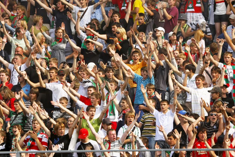 Spectateurs Applaudissant Dans Un Concert à L'étape De Luz De Gas Photo ...