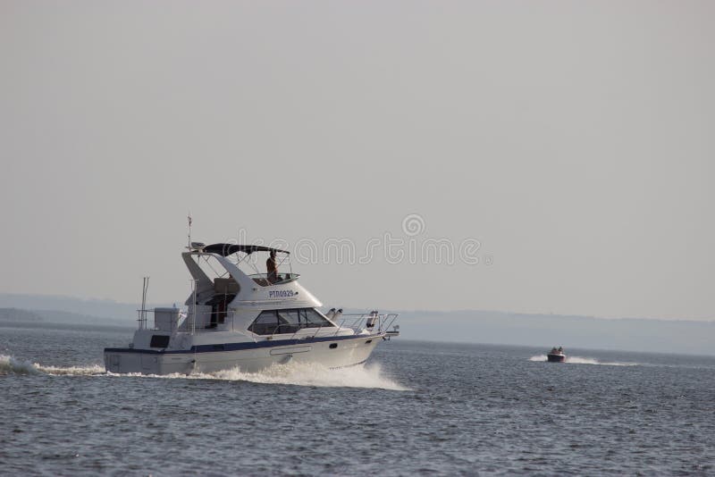 Speed boat on the water editorial photography. Image of sunny - 243077437