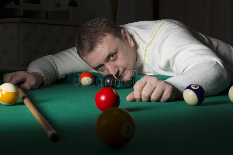 Speel biljart stock afbeelding. Image of blij, spel - 105585477