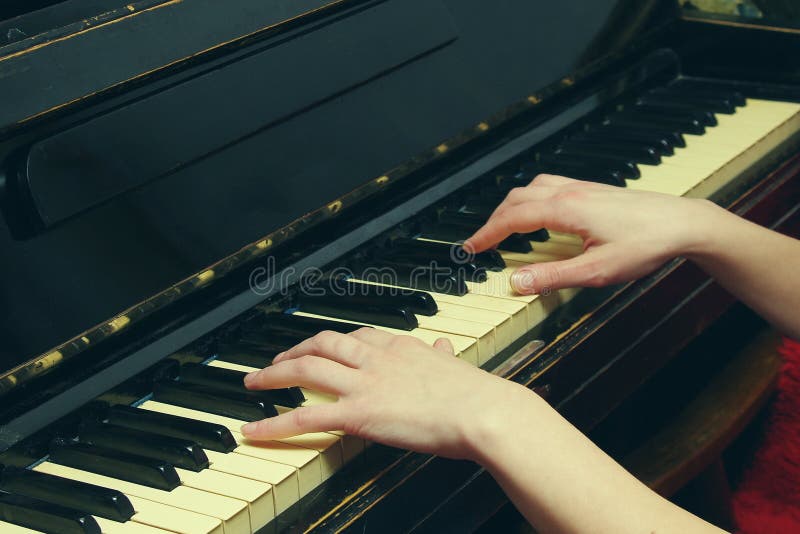 Man som spelar pianot fotografering för bildbyråer. Bild av musikal ...