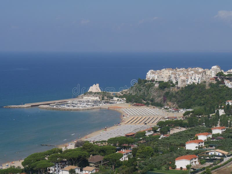 Sperlonga - panorama imagen de archivo. Imagen de turismo - 134231977
