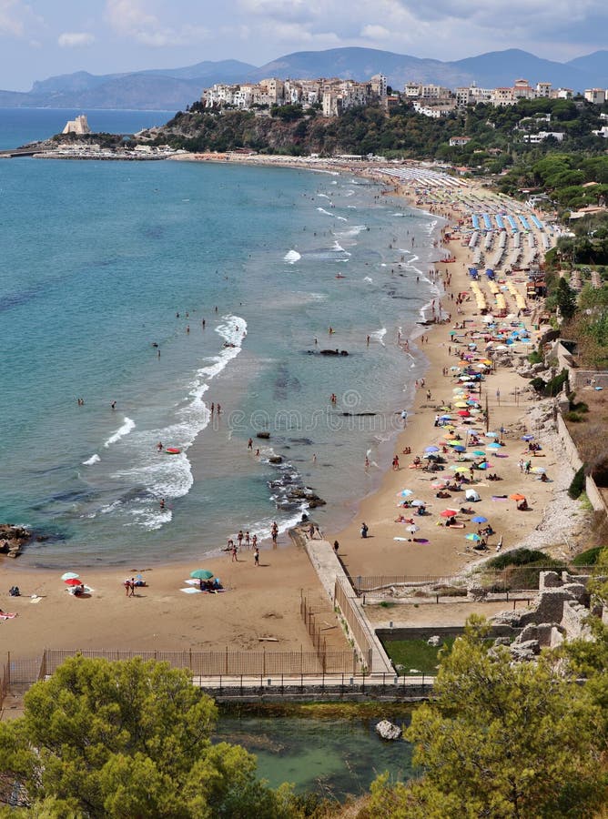 Sperlonga - Spiaggia Di Levante Dal Sentiero Di Ulisse Stock Image ...