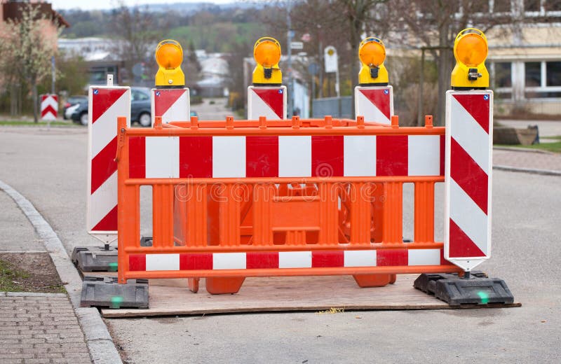 Sperre Mit Warnlichtern an Der Baustelle Stockbild - Bild von deutsch ...