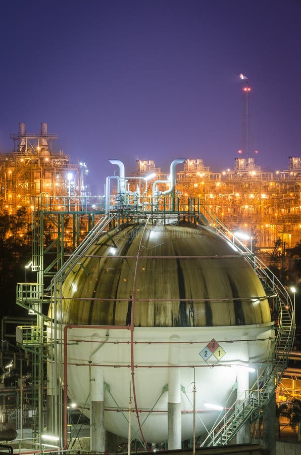 Sphere Gas Storage Tank and Column Tower in Oil Refinery Plant. Stock ...