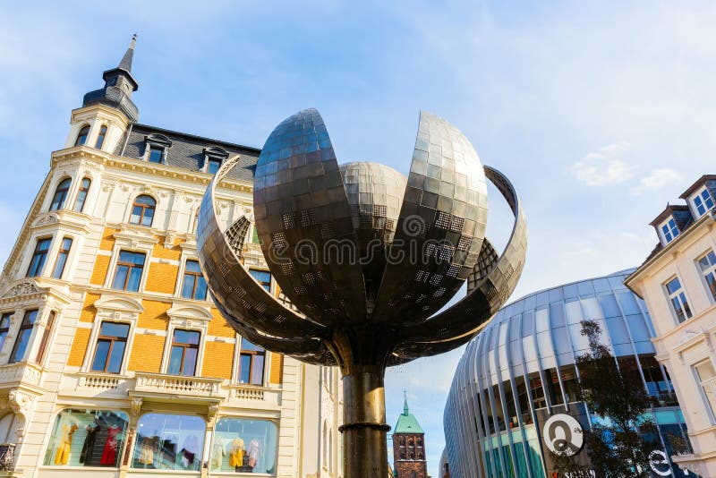 Spheric Fontein in Het Stadscentrum Van Aken, Duitsland Redactionele ...