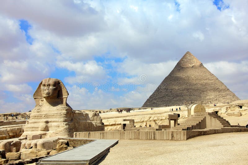 Sphinx und Pyramide stockfoto. Bild von hintergrund, wüste - 14214452