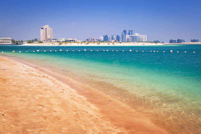Spiaggia Al Golfo Persico in Abu Dhabi Fotografia Stock - Immagine di ...