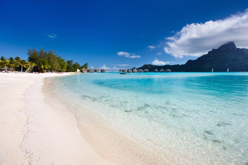 Spiaggia di Bora Bora fotografia stock. Immagine di bello - 66264936