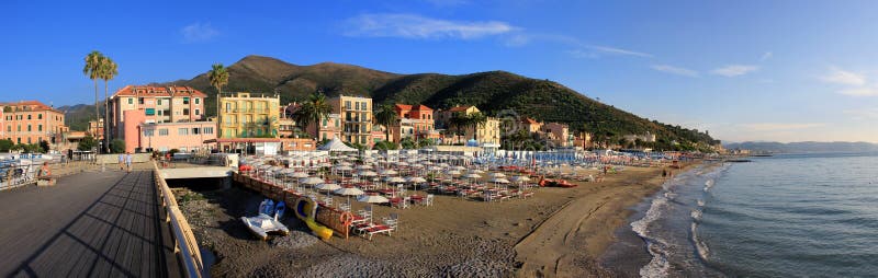 Spiaggia di Ceriale fotografia stock editoriale. Immagine di facciata ...