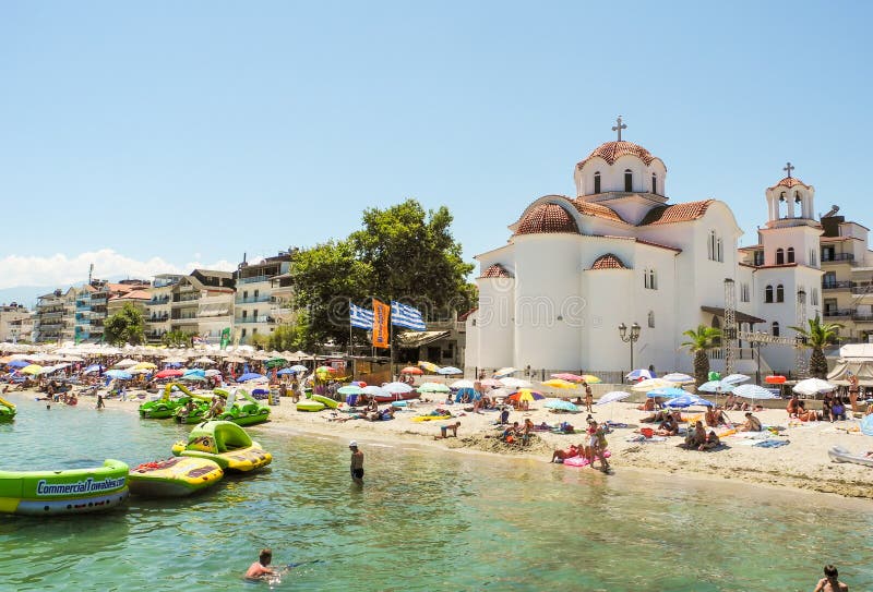 Paralia Katerinis - Turisti Che Passano Dalla Chiesa Della St Paraskevi ...