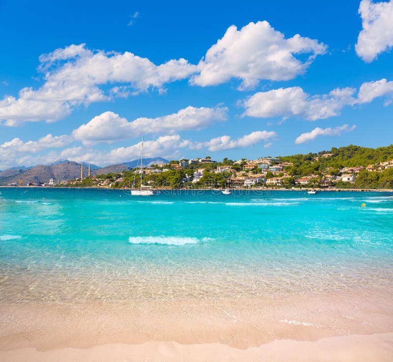 Alcanada Alcudia Mallorca Con L'isola Di Aucanada Immagine Stock ...
