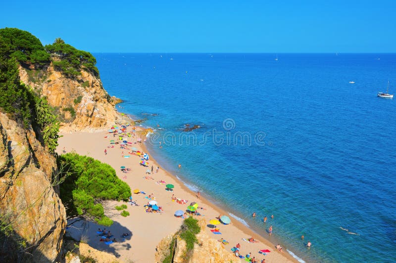 Spiaggia Di Roca Grossa Della La a Calella, Spagna Immagine Editoriale ...
