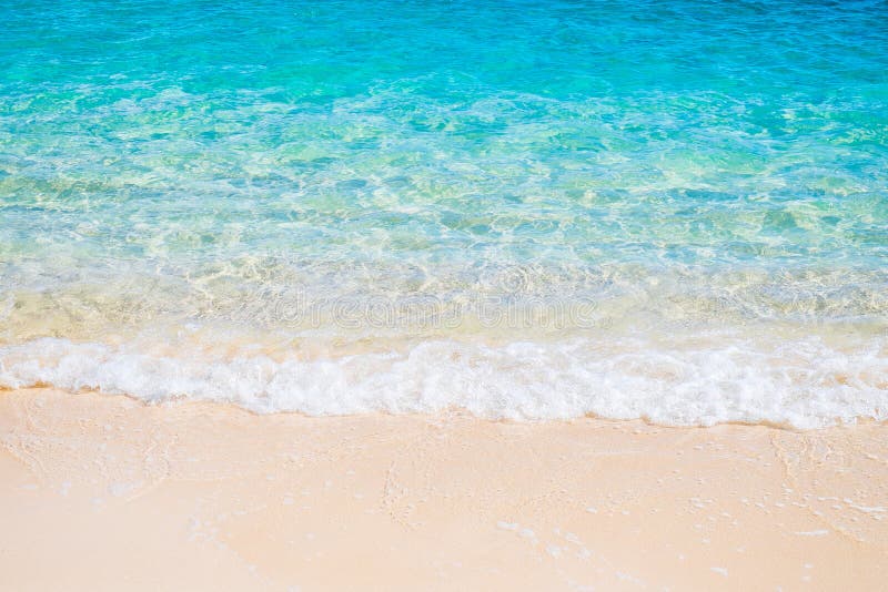Spiaggia Di Sabbia Bianca Ed Onda Blu Del Mare Fotografia Stock ...