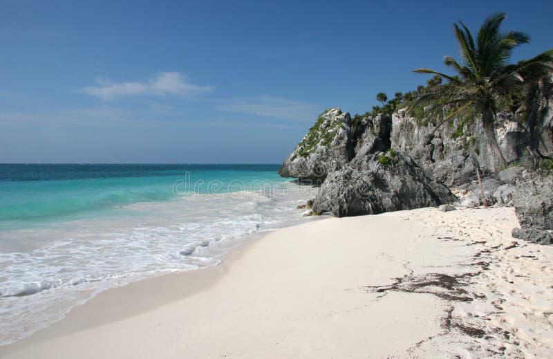 Spiaggia di Tulum fotografia stock. Immagine di esotico - 5102918
