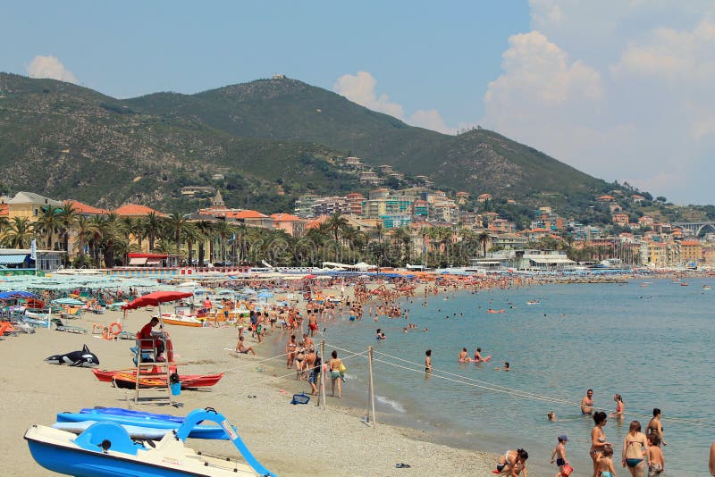 Spiaggia di Varazze fotografia stock editoriale. Immagine di mare ...